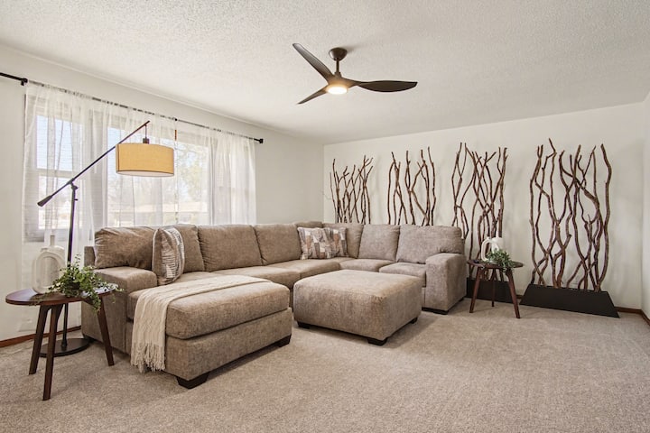 Premier Center Retreat | 4br | Sleeps 12 - Sioux Falls, SD