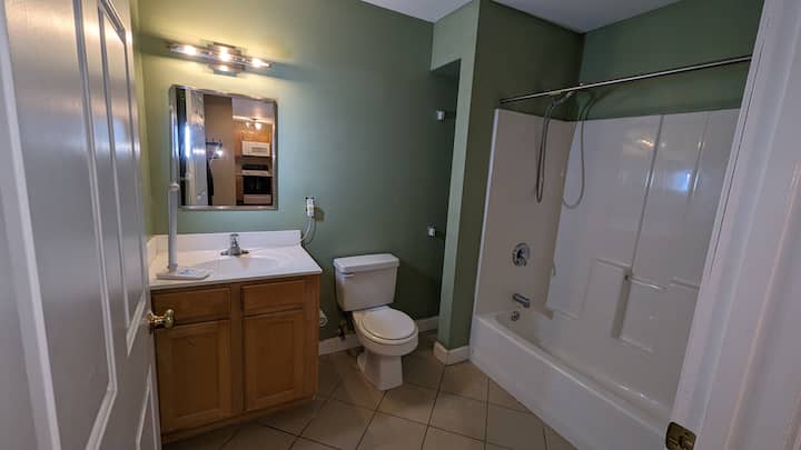 Norwood Center. Walk To Train + Free Parking - Hyde Park - Boston