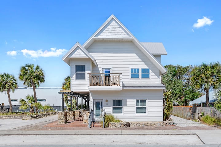 Lofty House: Flagler Ave Gem, Dogs Welcome! - New Smyrna Beach, FL