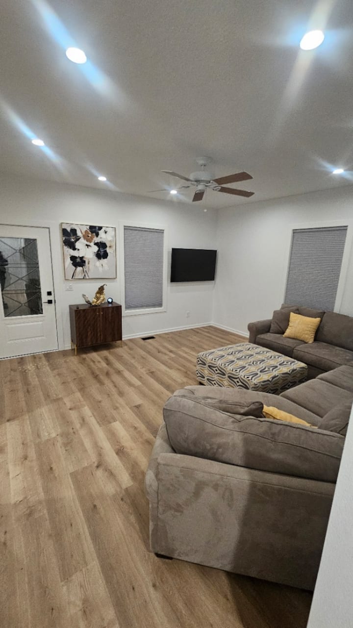 Modern Luxe Near Campus | Ev Charger| Stylish Stay - Iowa State University, Ames