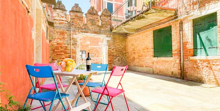 Rosso Tiziano - Guggenheim | Venice City Center - Venecia