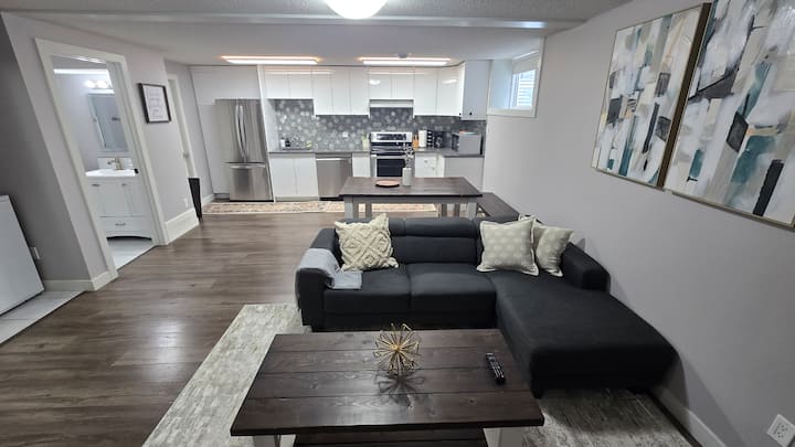 Modern 2br 2ba Suite With Private Entrance - Canada