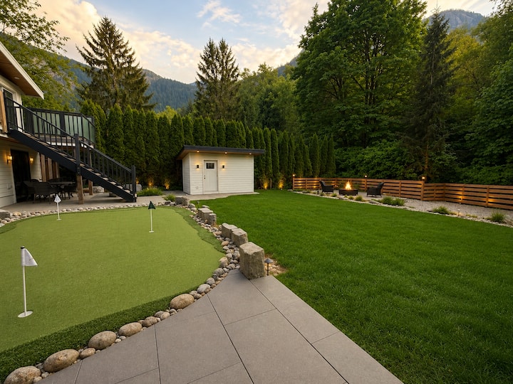 Epic Home With Great Backyard & Views - Squamish