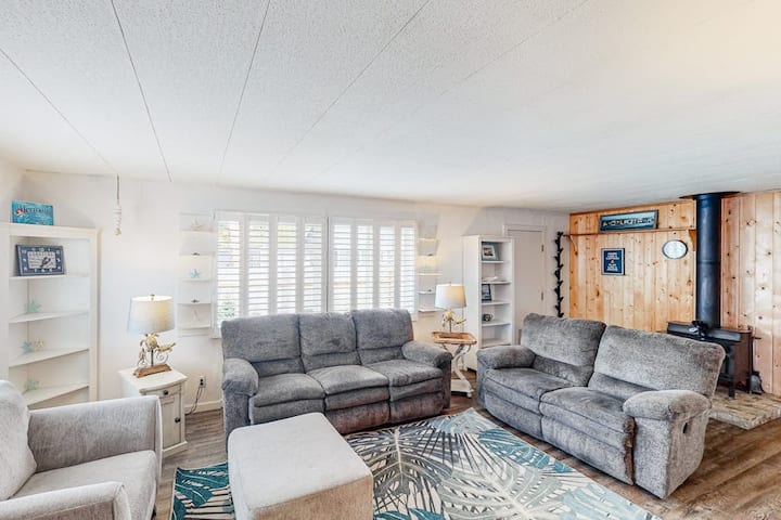 Retro 2br | Deck | Dog Friendly | W/d - Bullards Beach State Park, Bandon