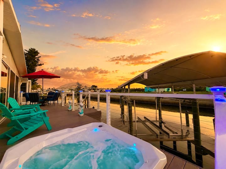 Waterfront Gulf Access - Dock, Hot Tub, Sunsets - Pine Island, FL