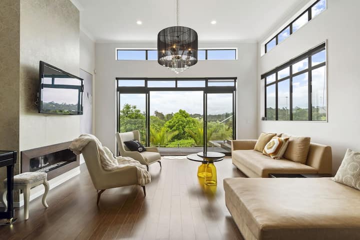 Vacation House With A Pool - Auckland