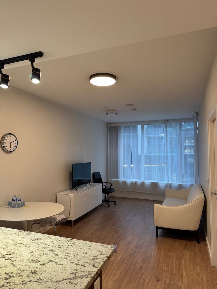 Modern 1b1b Condo | Free Parking | No Hidden Fees - Delta