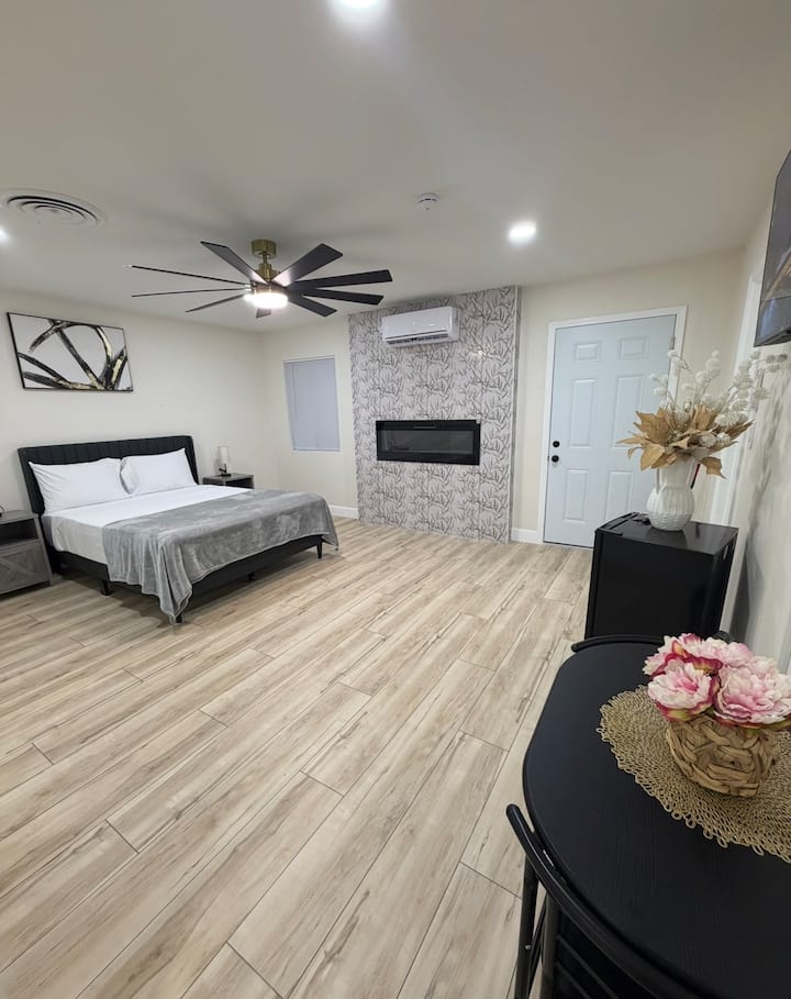 Modern Studio 15 Mins From Strip - Las Vegas, NV