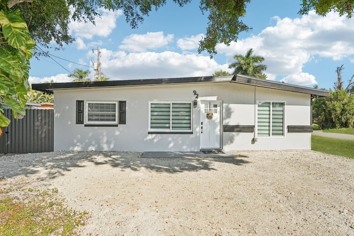 Coastal Retreat 2b/2ba Minutes To Beach & Downtown - North Fort Myers