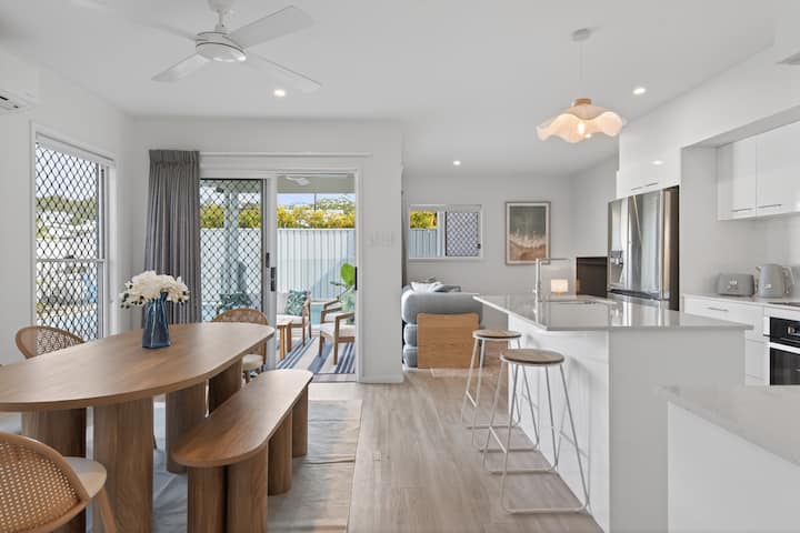 Stylish Family Retreat - Pet Friendly, Beach, Pool - Noosa