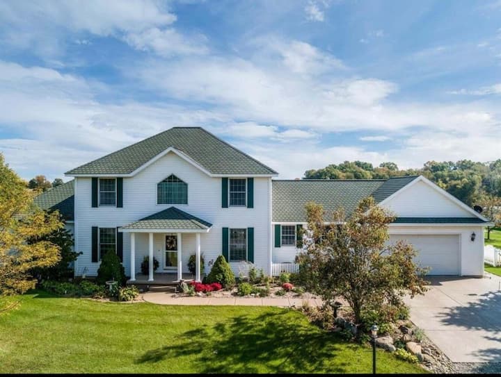 Grey Tower Estate With 70 Acres - Sleeps 24 - Brooklyn, MI