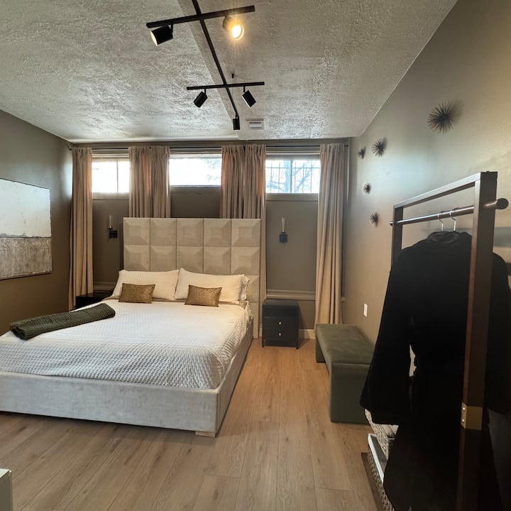 2 Block Walk To Stadium, Parking, High-end & Patio - Baltimore, MD