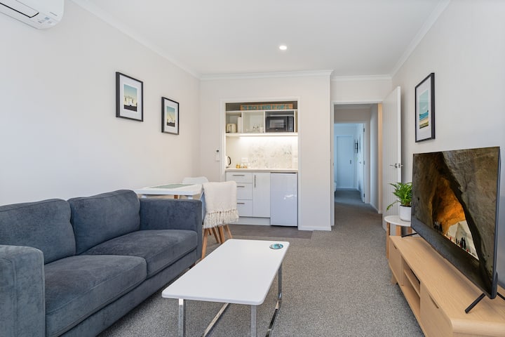 Popular On Park – Modern Coastal Stay For Two - Whitianga