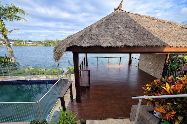 Waterfront Haven | Deck Garden & Sunlit Bedrooms - Gold Coast