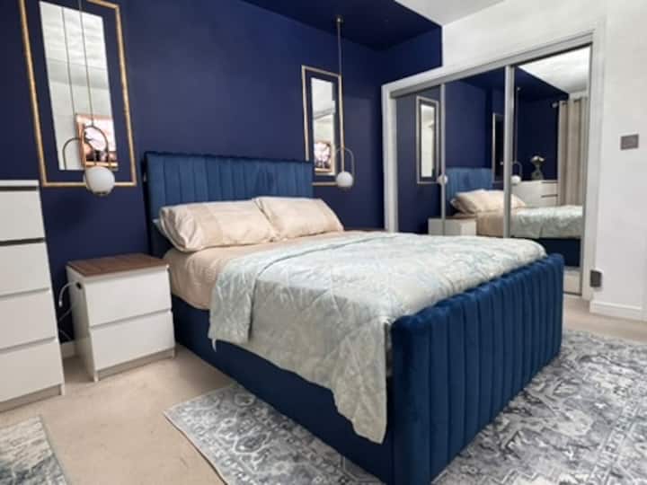 Luxe Riverside Flat | Cat-friendly | Parking - Barking