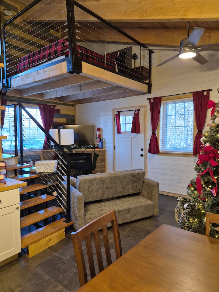 Cozy Christmas Cabin - Fairbanks, AK