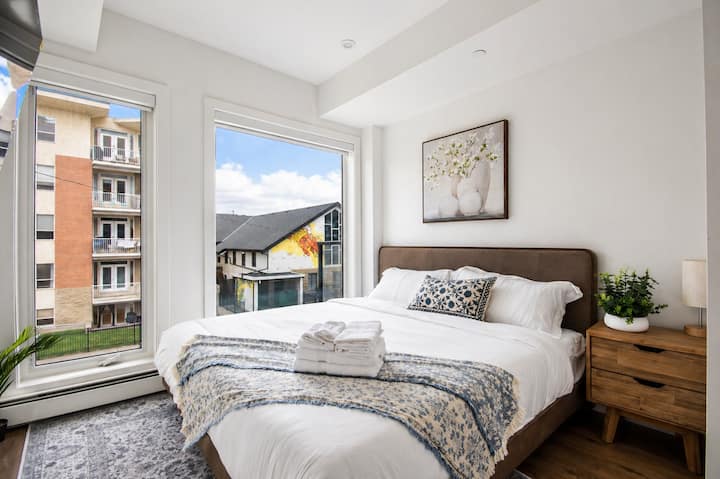 Modern 2 King Beds Condo W Gym Stampede & 17 Ave - Calgary