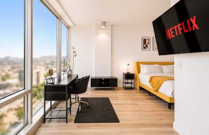 Spacious King Bed, Safe Assigned Parking, Washer - Los Angeles, CA
