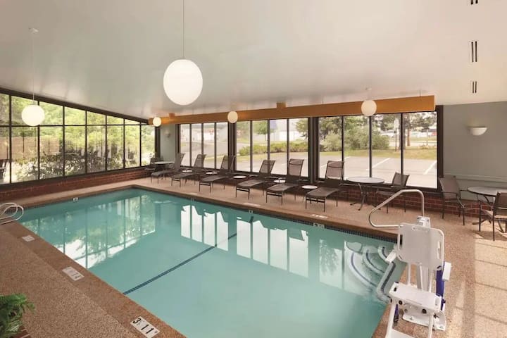 Pwm Airport King Room With Breakfast, Pool & Gym - Portland, ME