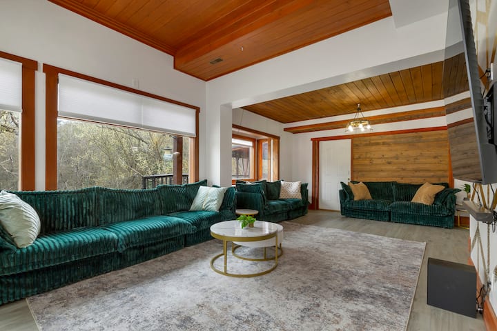 Spacious Modern Home W/wood Accents - Main House - Vernon