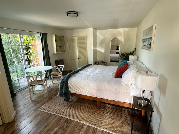 Private Studio, Views Of City And Ocean - Montecito, CA