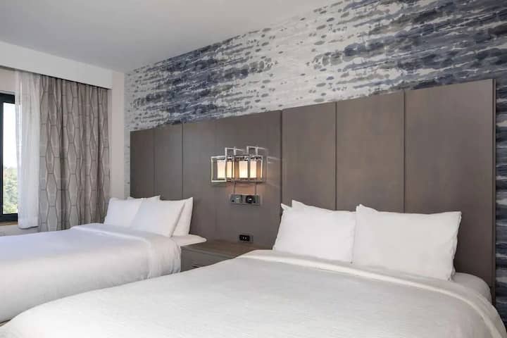 Pwm Airport 2 Queens Room | Breakfast, Pool & Gym - Portland, ME
