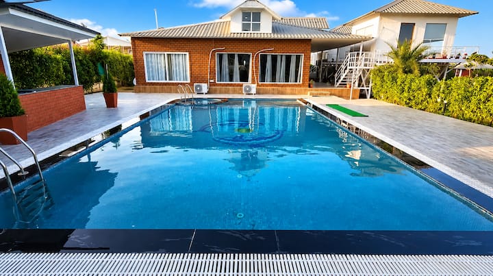 Premium Farmstay With Private Pool - Faridabad