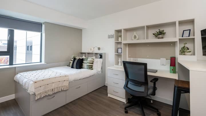 Sleek Modern Studios At Holden Court In Brighton - Brighton