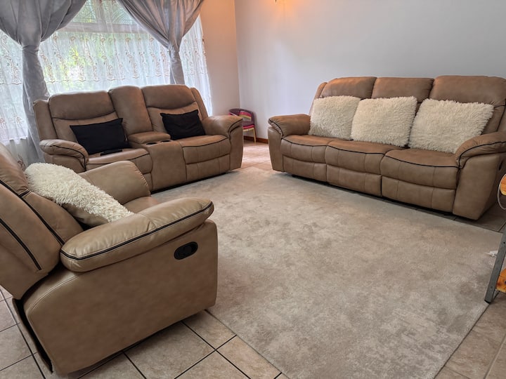 Spacious 4 Bedroom House | Pool | 2 En-suites - Pinetown