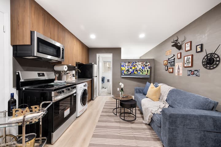 Industrial Bar-style 1br | Walk To Lake Union &Spu - Seattle, WA