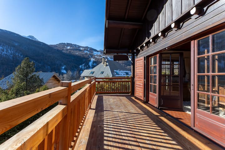 South-facing Chalet With Views - Briançon