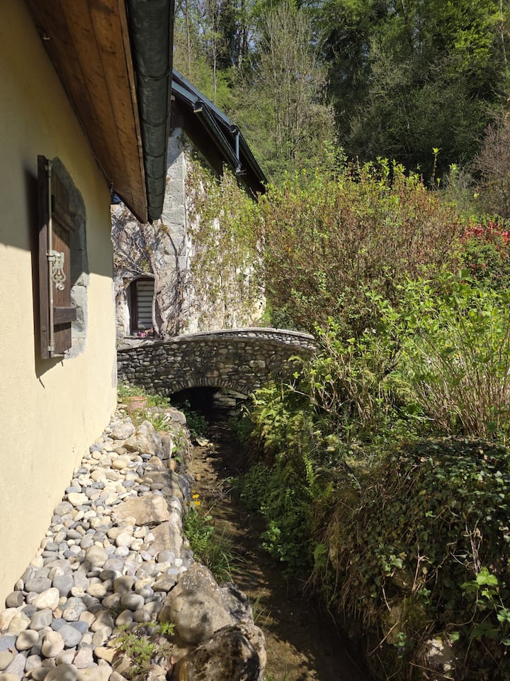 Gîte Au Fil De L'eau, Dans Un Ancien Moulin - Rumilly