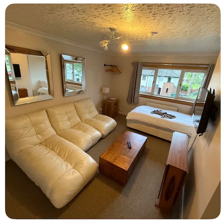 Rosyth, 3 Bedrooms, Each With Lounge Area And Tv - Dunfermline