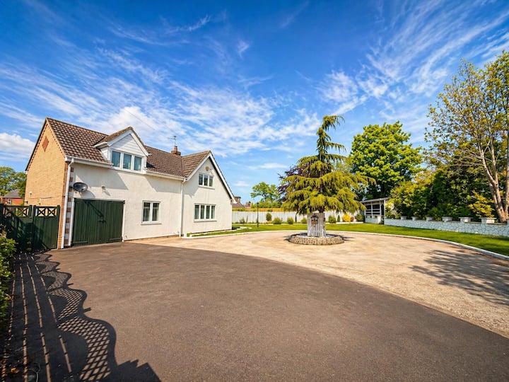 Spacious Villa Style Home W/garden, Bbq & Driveway - Spalding, UK