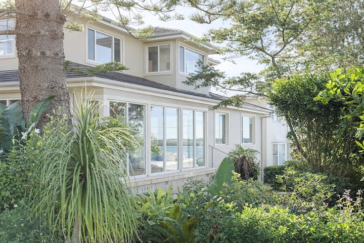 Beachside 5 Bedroom Family Home - Steps To The Bay - Cronulla