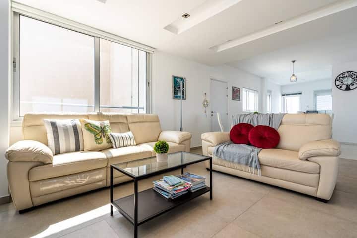 Panoramic Seaside Getaway 2-br Penthouse & Balcony - Larnaca