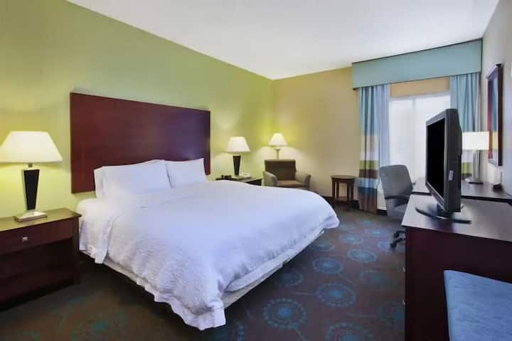 Sbn Intl Airport King Studio With Breakfast & Gym - South Bend, IN