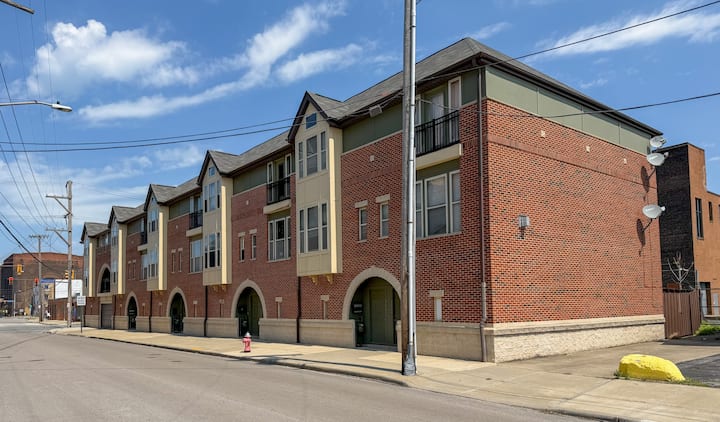Near Clinic, Cwru & Downtown | Garage + Balcony - Cleveland