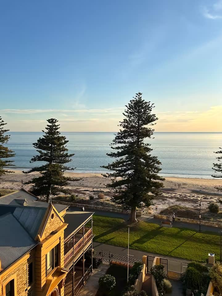Bay Breeze Retreat, Glenelg, Absolute Beachfront. - Glenelg