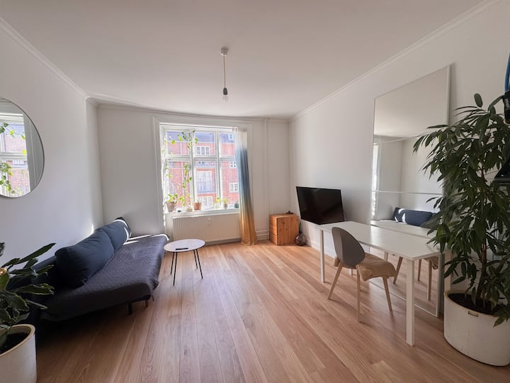 Topmoderne Vesterbro-lejlighed Med Lys Og Ro. - Copenhague