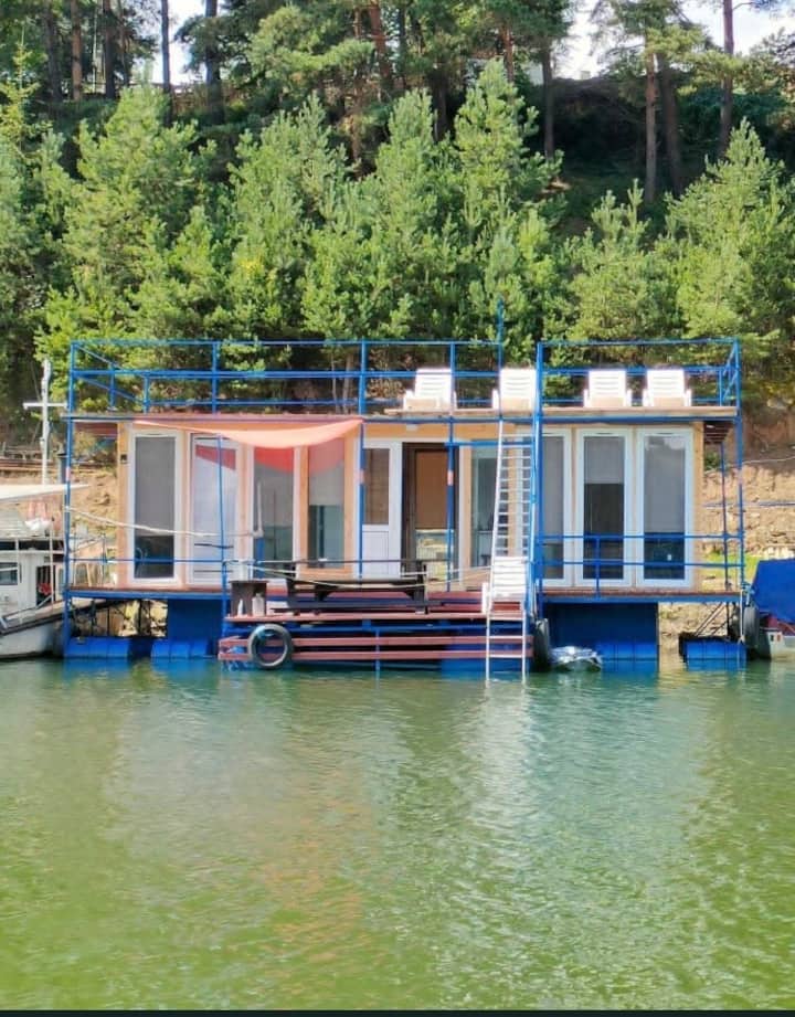 Ponton Plutitor Pe Lacul Bicaz - Hangu