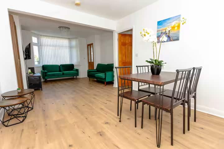 Stylish 2 Bed House - Filton