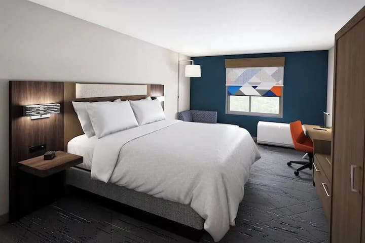 Marion Airport King Studio | Breakfast Gym & Pool - Cedar Rapids, IA