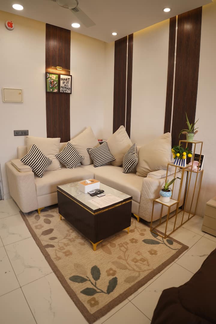 The Autumn Door | Couple Friendly | Luxury Studio - Ghaziabad
