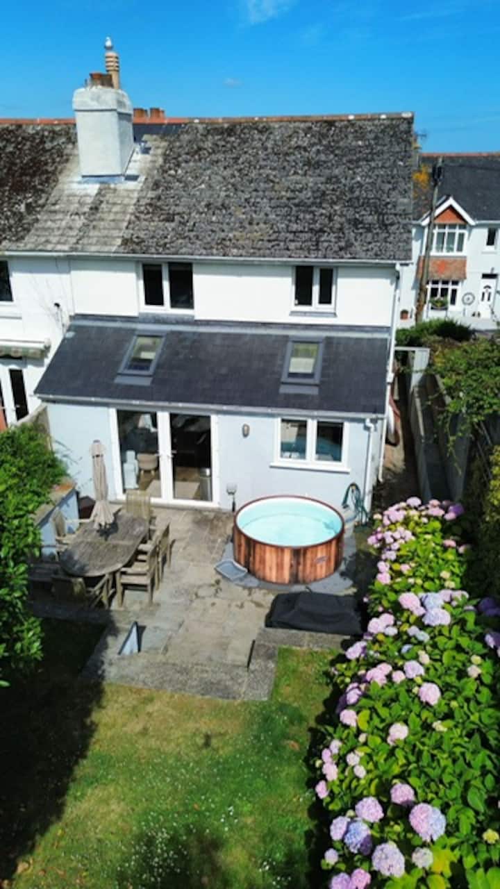 Contemporary Coastal Chic: 3-bed With Garden - Kingsbridge
