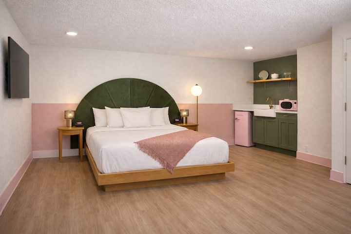 Trendy Queen Room | Steps To Beach | Kitchenette - Clearwater Beach, FL
