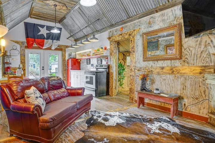 Walk To Granbury Square & Beach! 'Texas Cottage' - Granbury, TX