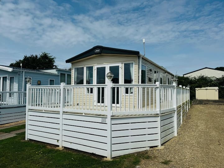 Caravan With Decking At Solent Breezes Ref 38051a - Isle of Wight