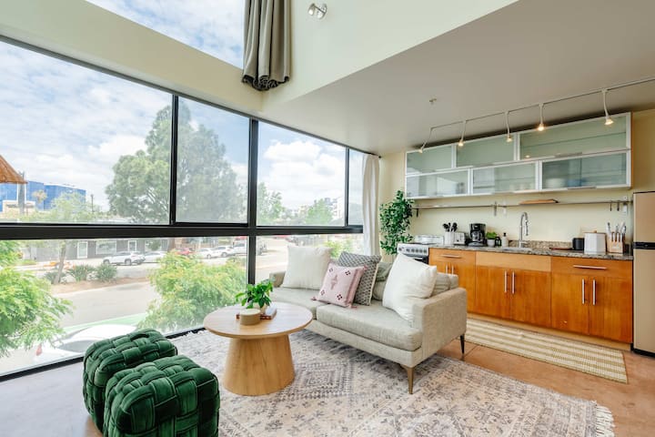 Centrally Located Loft Living W/ Parking And A/c - San Diego, CA