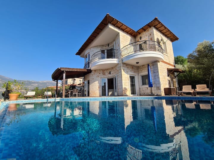 Kaşta Deniz Manzaralı Sonsuzluk Havuzlu Lüks Villa - Kaş